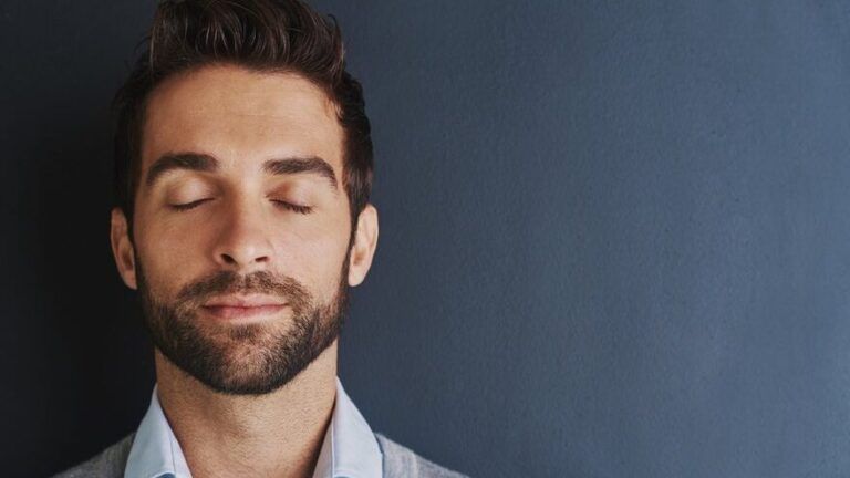 ¿Qué significa cerrar los ojos al hablar? Descubre su significado